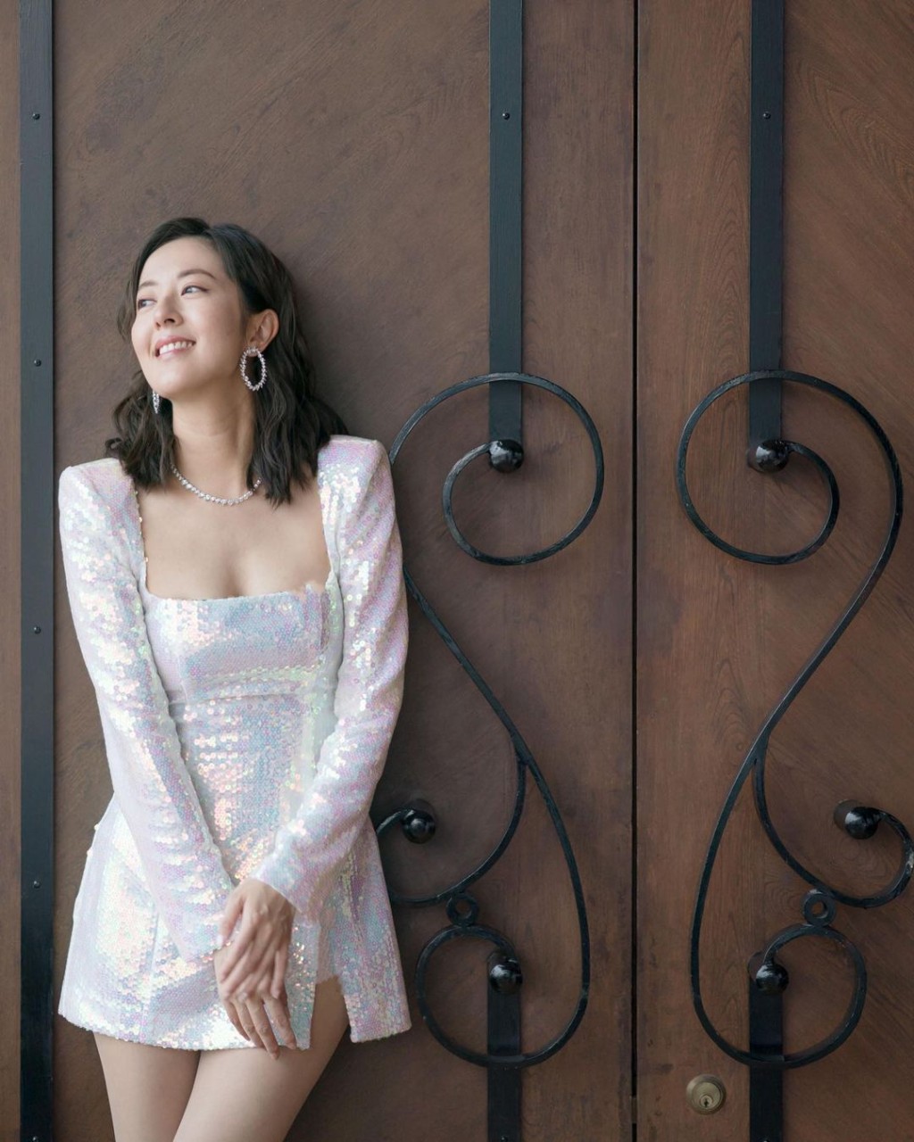 43歲單身視后離巢TVB變女強人 OL look現身與神秘眼鏡男街頭密密斟 | 星島日報